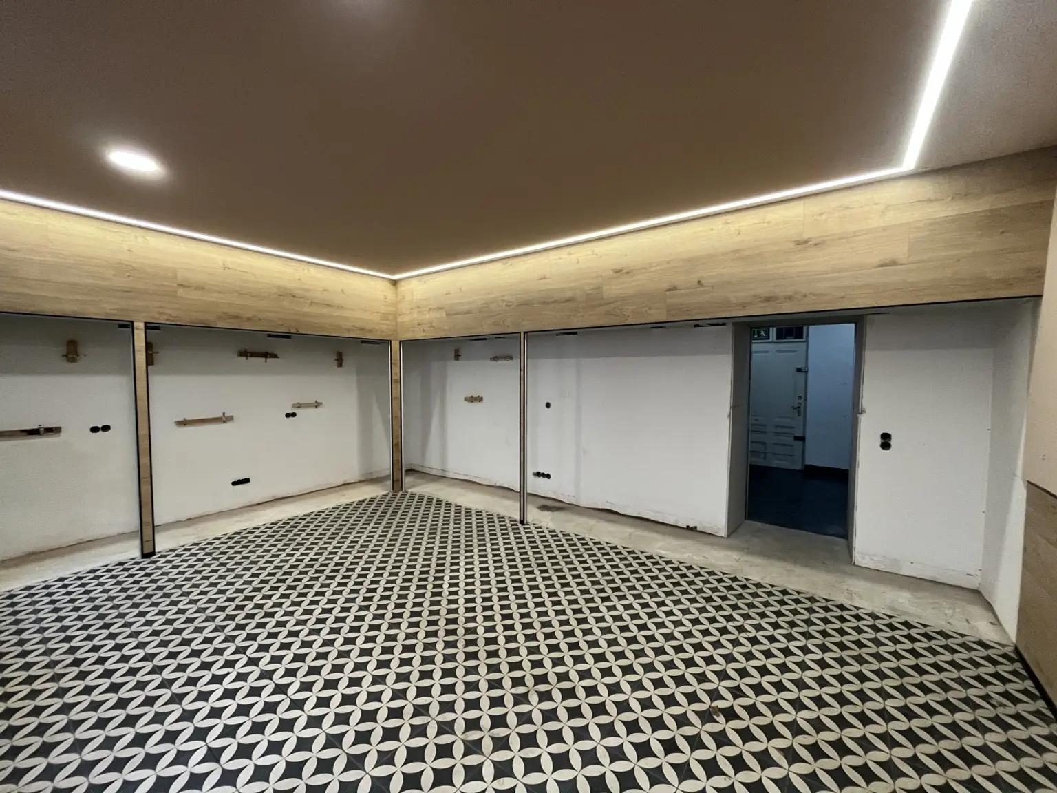 Unbefristetes Geschäftslokal bei der Lugner City! Top Lage ...