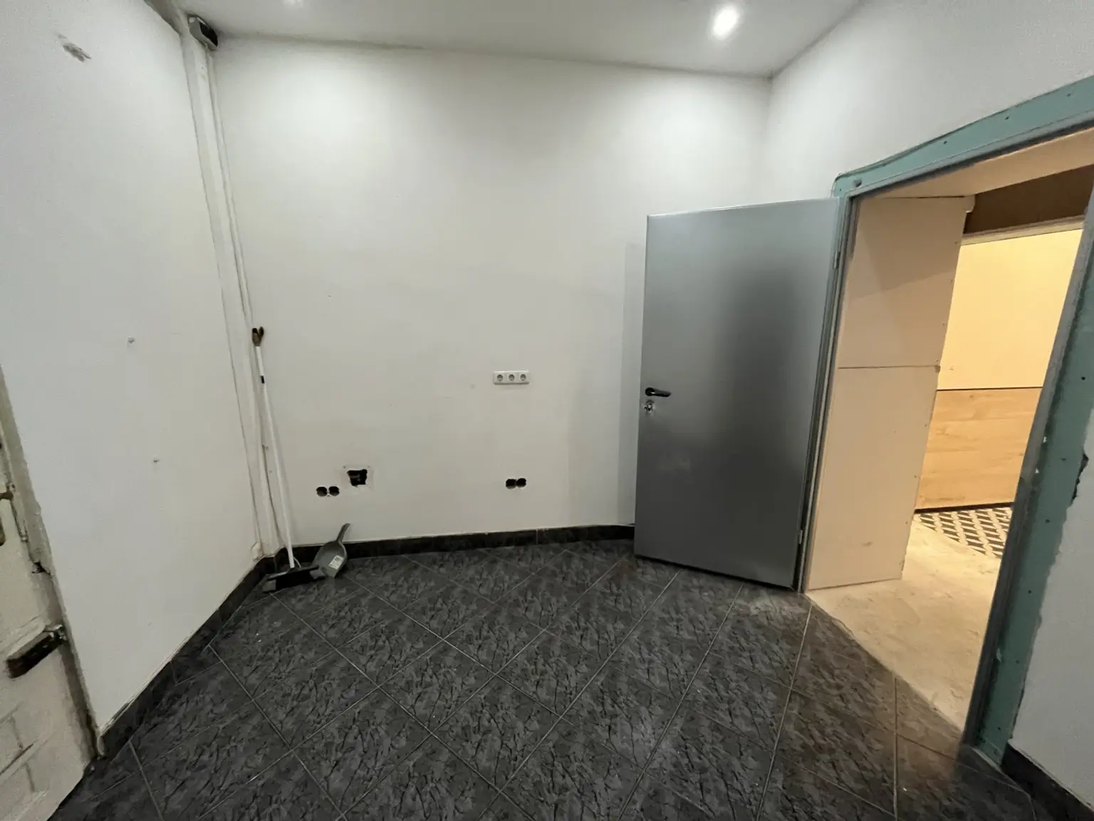 Unbefristetes Geschäftslokal bei der Lugner City! Top Lage ...