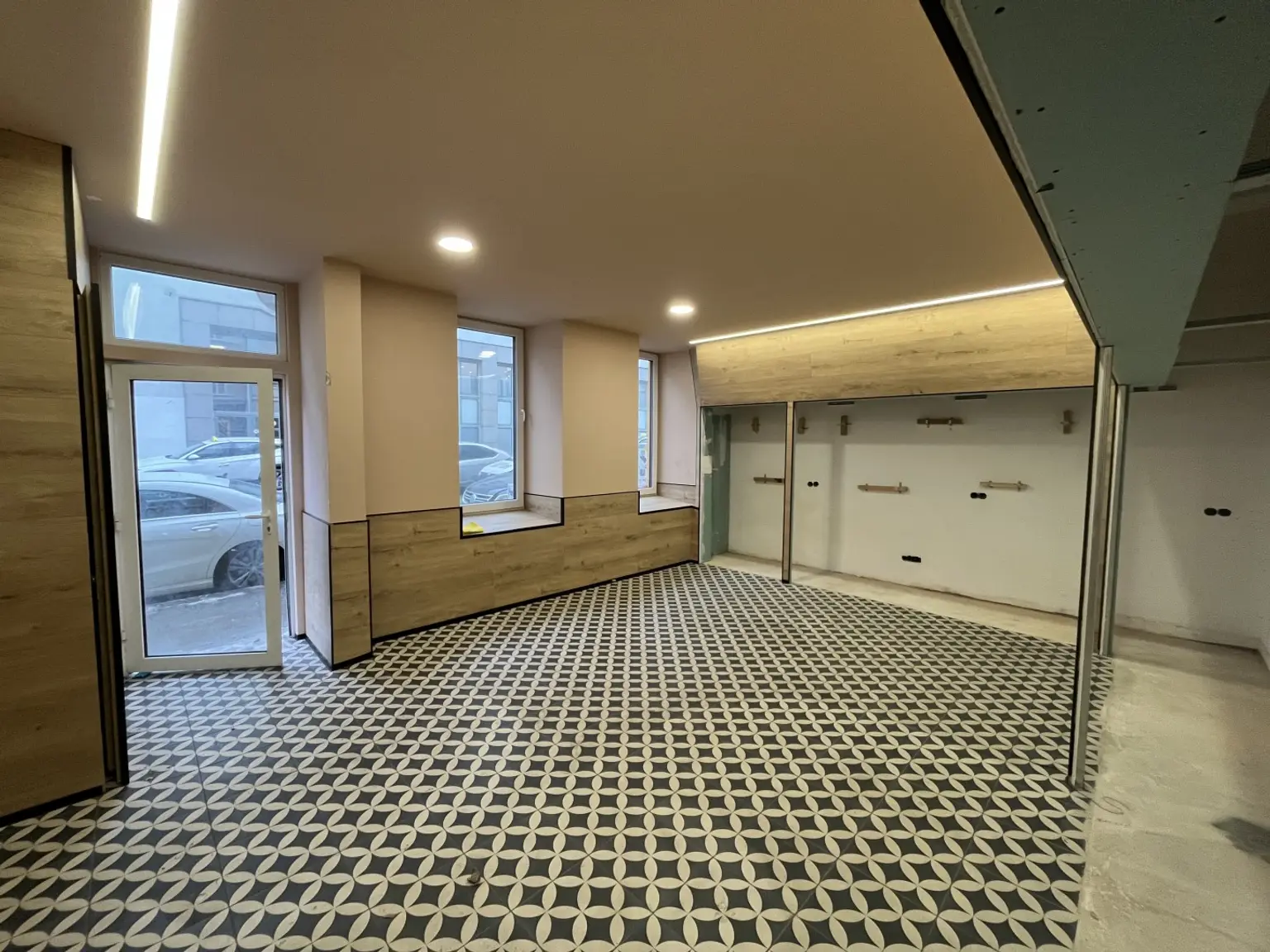 Unbefristetes Geschäftslokal bei der Lugner City! Top Lage ...